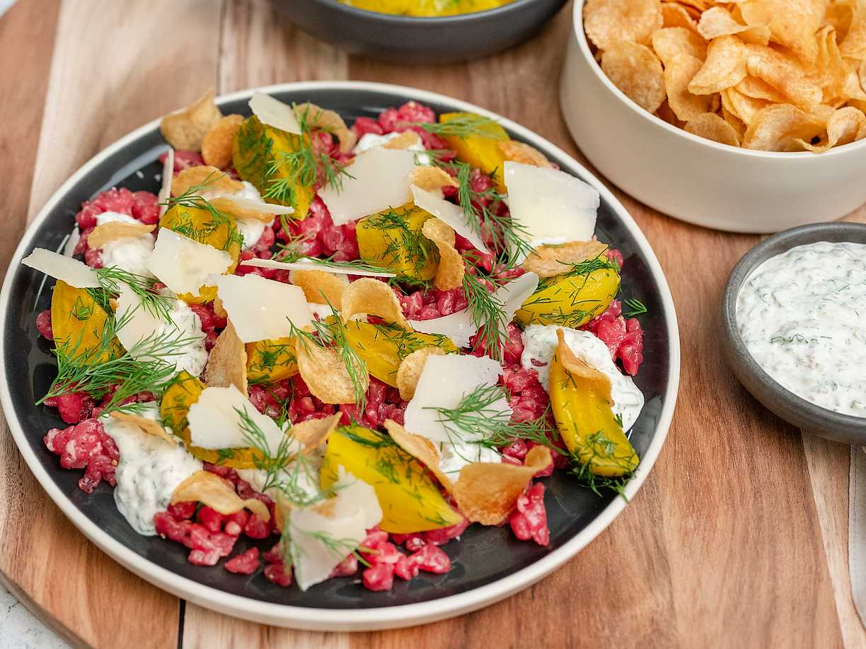 Råbiff med tartarsås, gulbetor, dill och potatischips | Köket.se