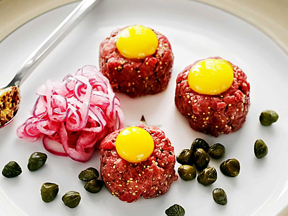 Råbiff med vaktelägg och syrlig rödlök | Köket.se