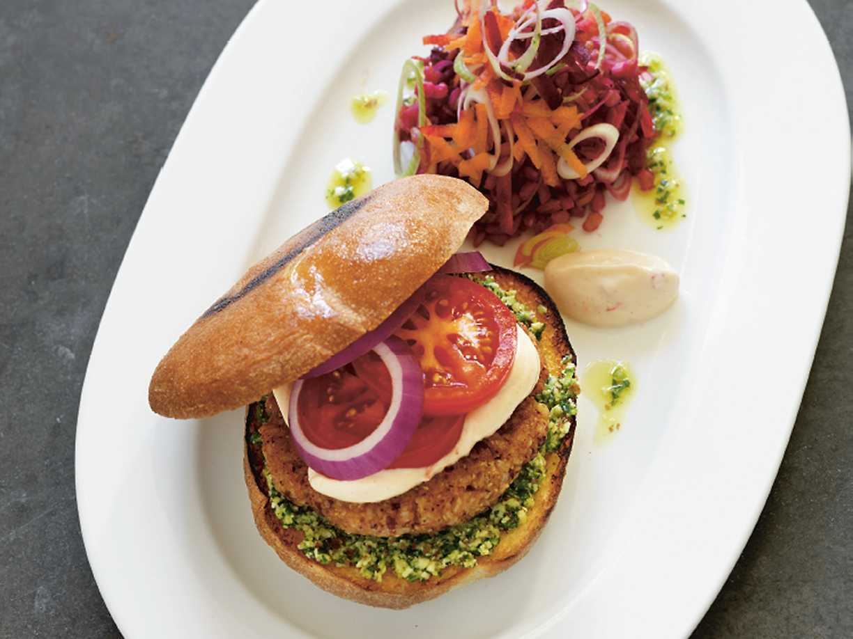 Rice ’n’ beanburger med rödorange dinkelsallad och chilimajonnäs | Köket.se