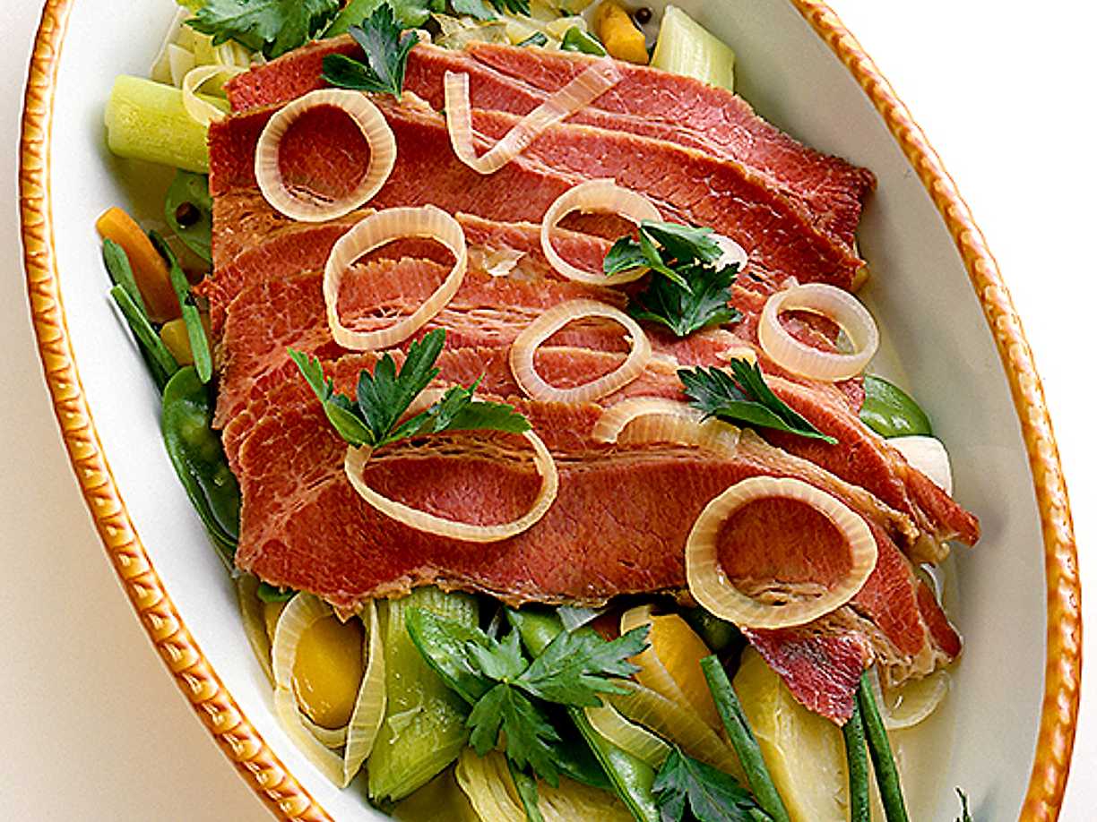 Rimmad oxbringa på bädd av grönsaker och rotfrukter | Köket.se