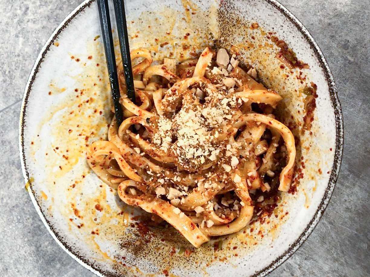 Risnudlar med hårdstekta räkor, chili och jordnötter | Köket.se