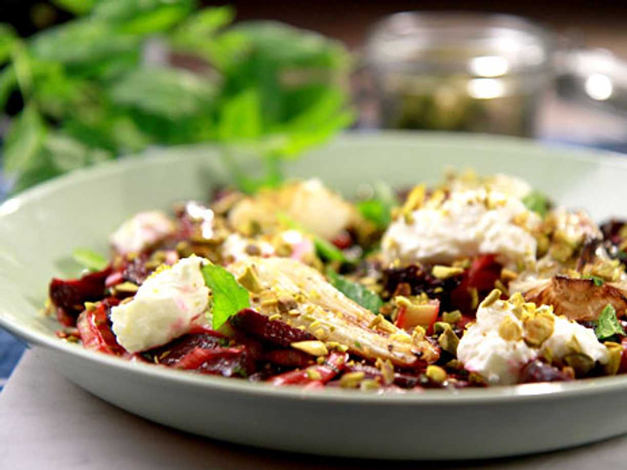 Rödbetssallad med fetaost och pistagenötter | Köket.se