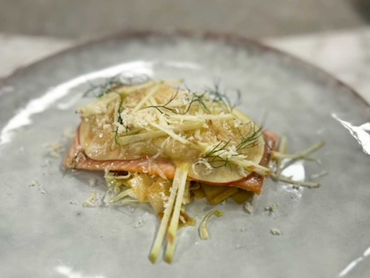 Röding med äpple, pepparrot och bakad purjolök | Köket.se