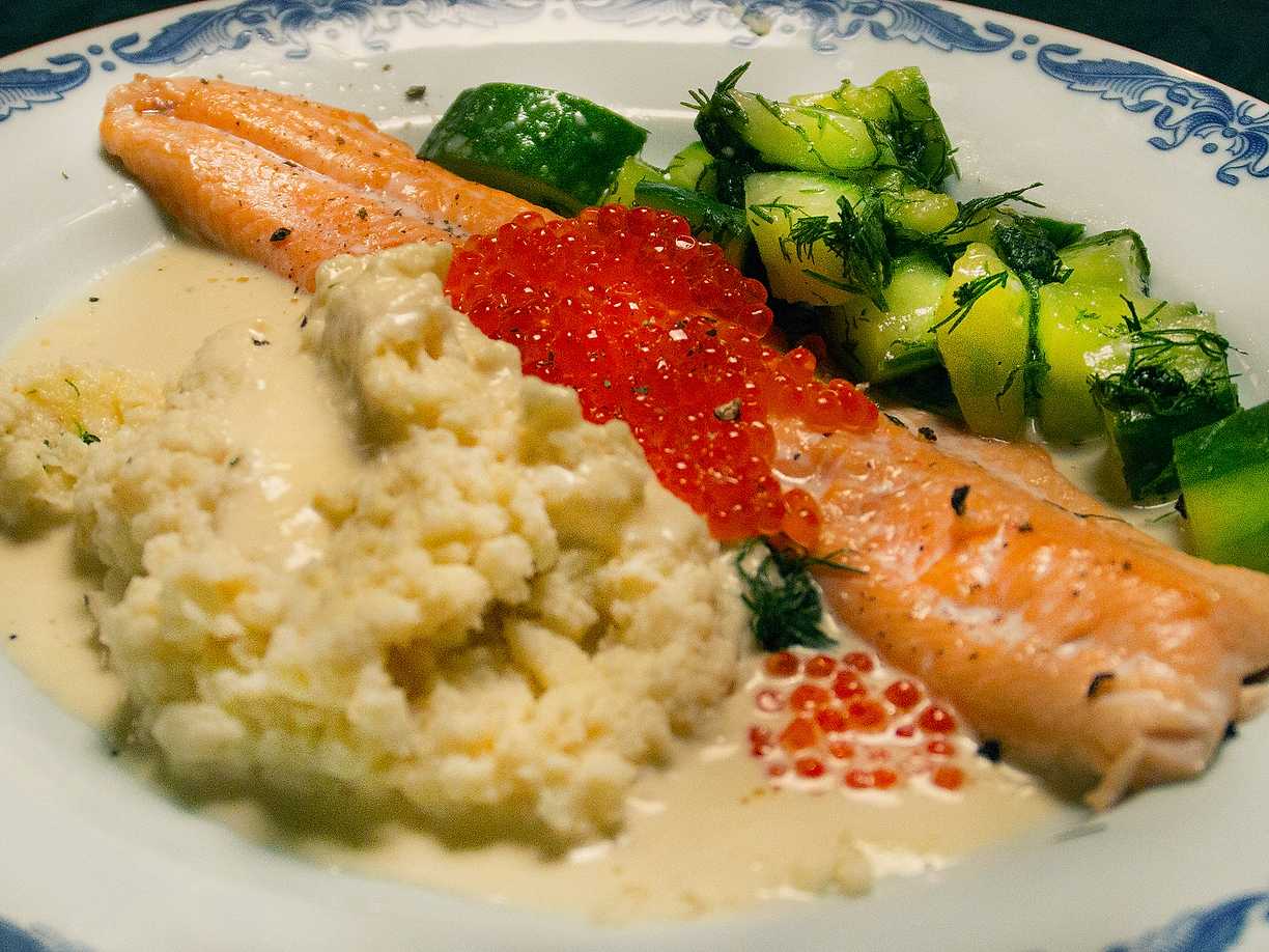 Röding med rotselleripuré, smörslungad gurka och forellrom | Köket.se