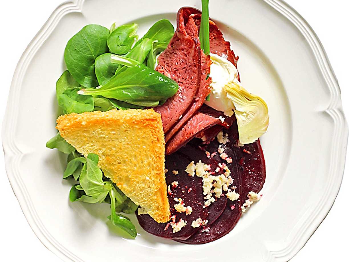 Rökt renstek med marinerade rödbetor och rostat bröd | Köket.se