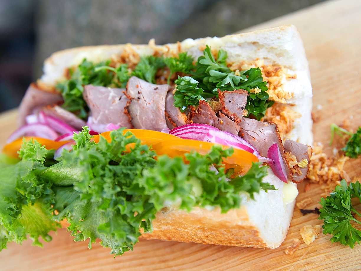 Rostbiffmacka med hemgjord majonnäs, rostad lök och gurka | Köket.se