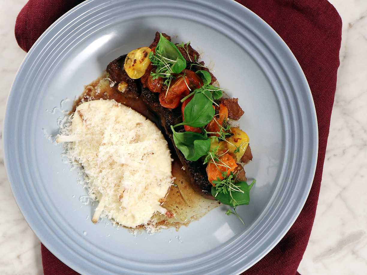 Ryggbiff med jordärtskockskräm och rostade tomater | Köket.se