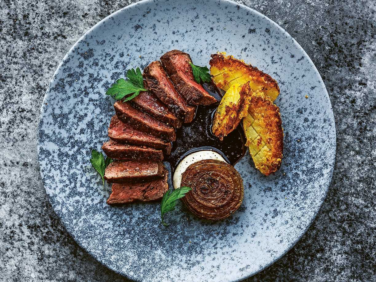 Ryggbiff med parmesanpotatis, tryffelmajo och brynt lök | Köket.se