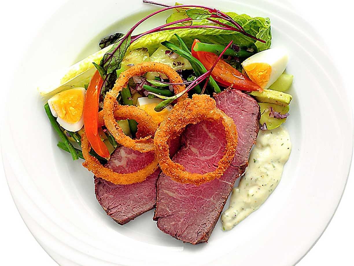 Sallad med helstekt biffrad och friterade lökringar | Köket.se