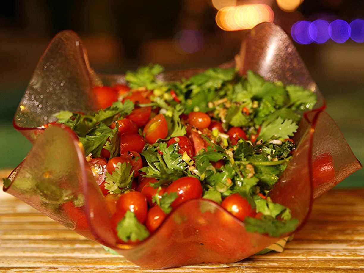 Satayspett och het tomatsallad | Köket.se