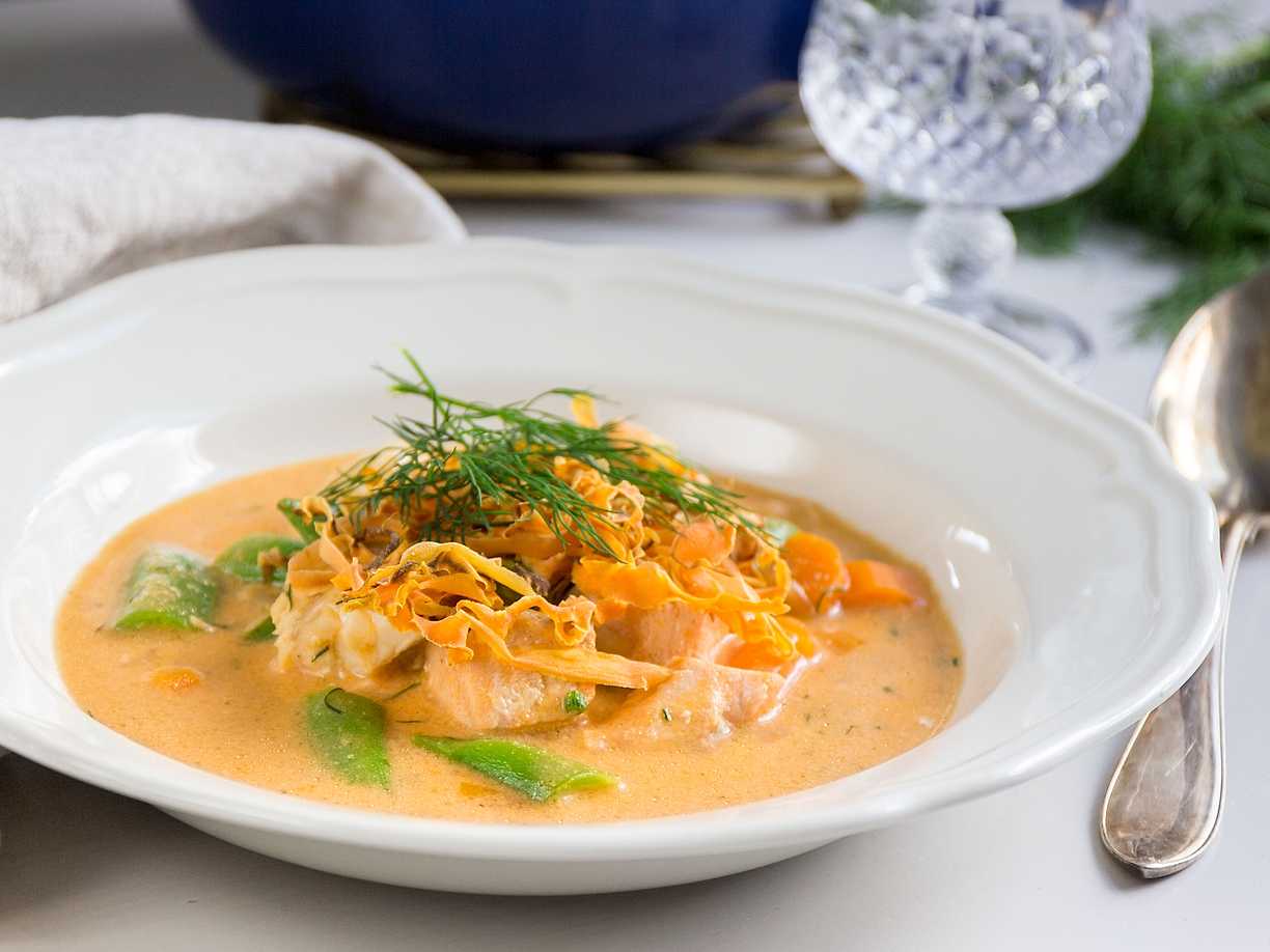 Skärgårdssoppa med lax, vitt vin och hummerfond | Recept från Köket.se