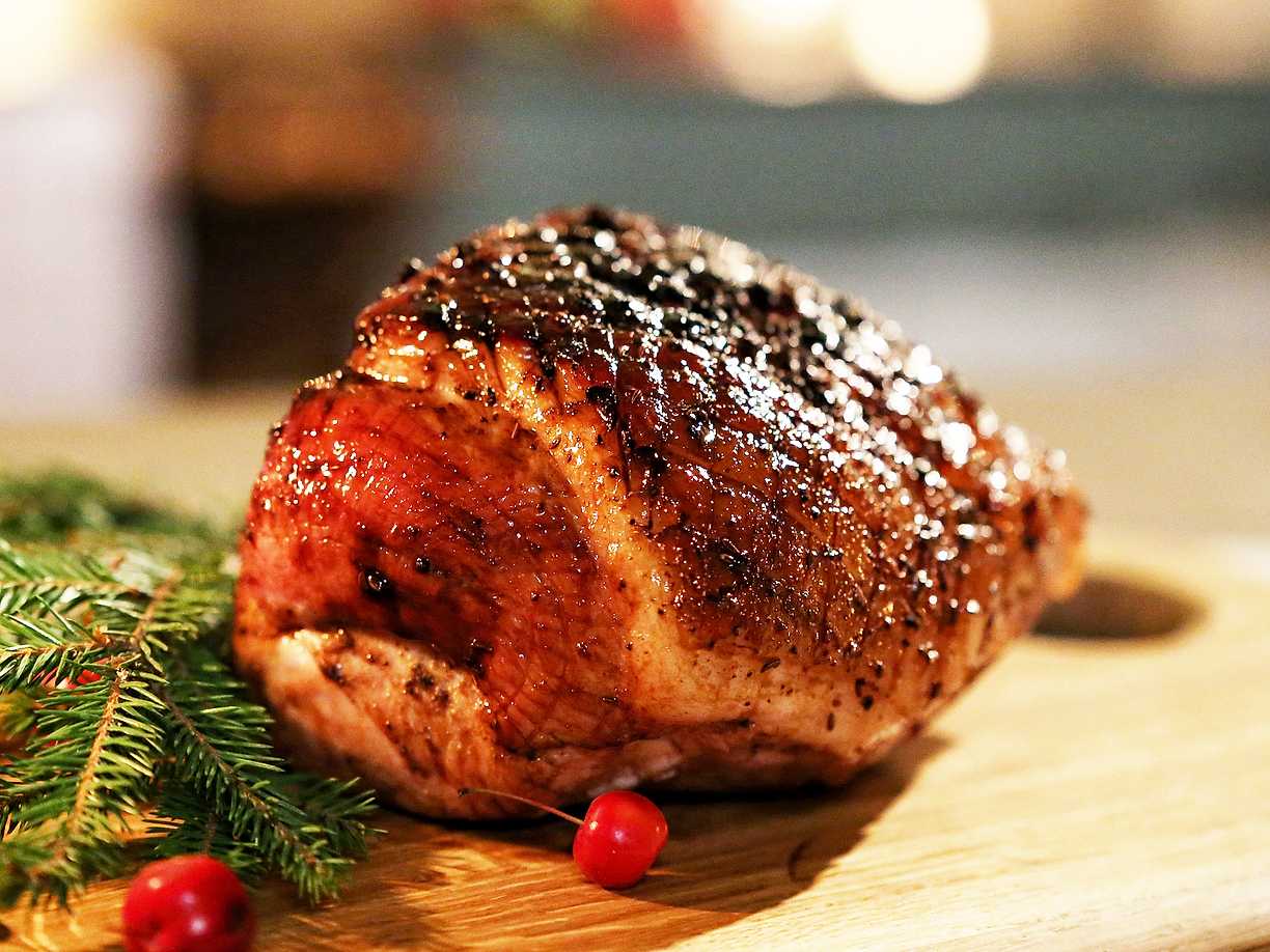 Skinka med kryddig honungskaramelliserad svål | Köket.se