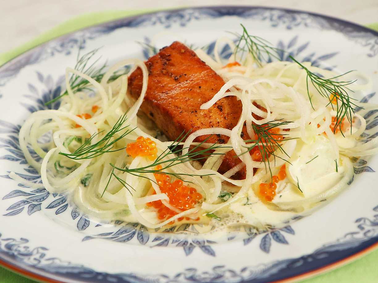 Smörstekt lax med dillstuvad kålrabbi och forellrom | Köket.se