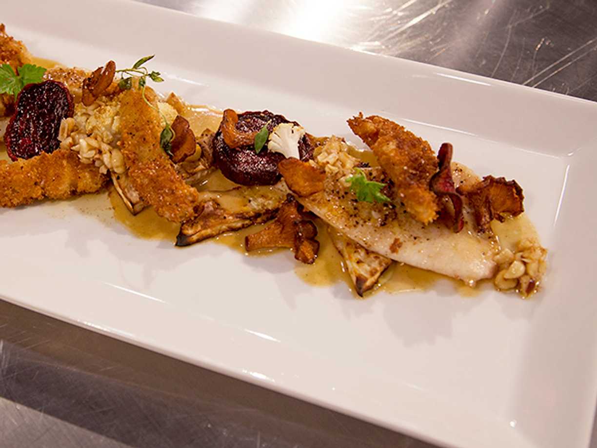 Smörstekt piggvar med pankofriterad kalvbräss och bakade rotfrukter ...