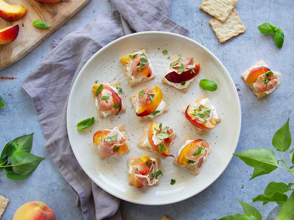 Snittar med burrata, prosciutto och persika | Köket.se