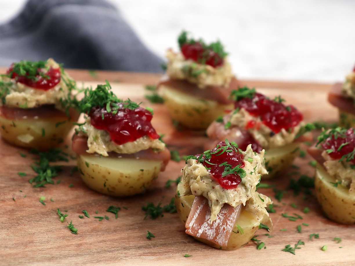 Snittar med matjessill och brynt smör - perfekta till julfesten! | Köket.se