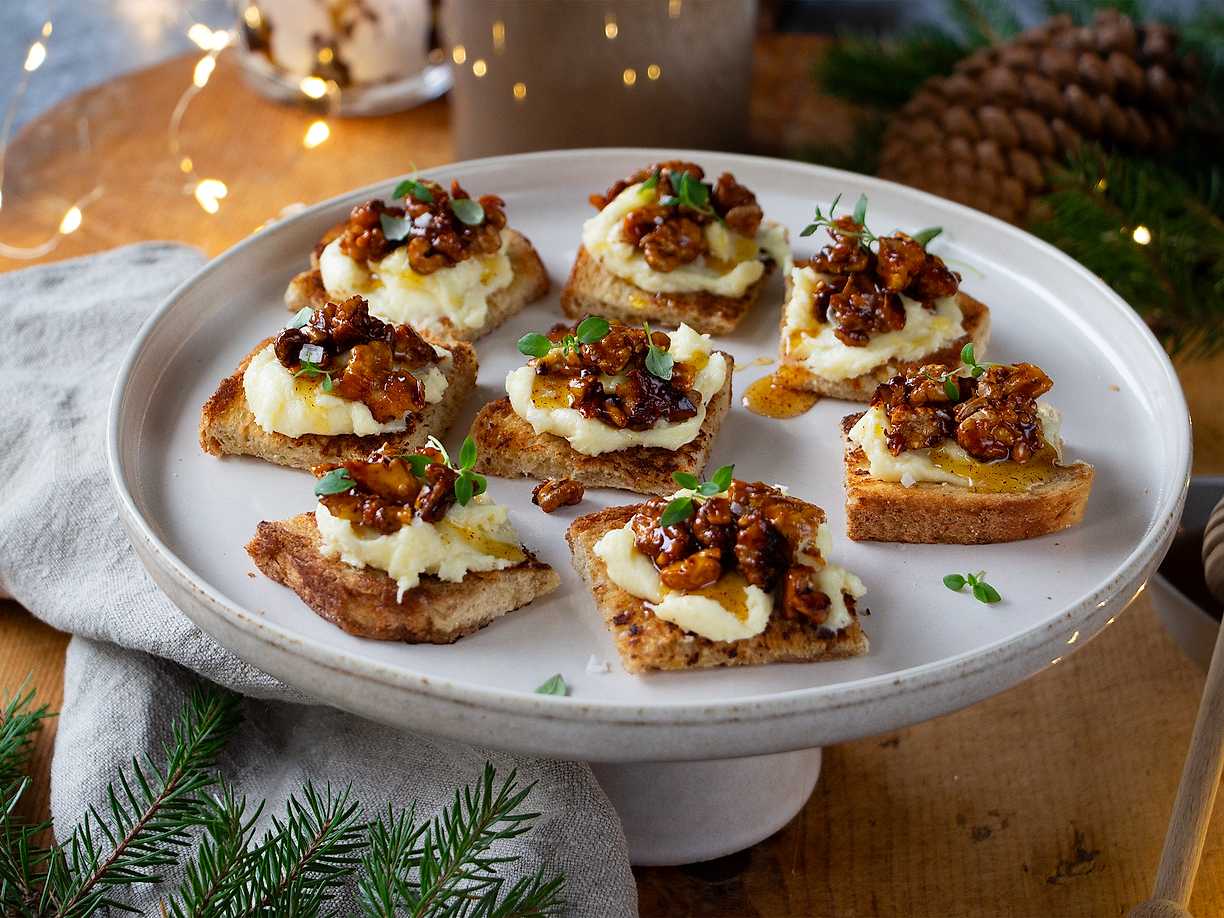 Snittar med vispad brie och saffranshonung | Köket.se