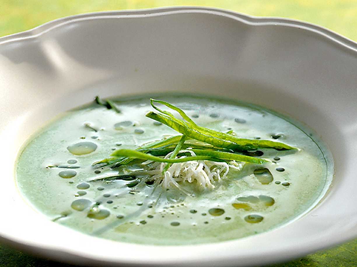 Sockerärtssoppa med strimlade sockerärter och pepparrot | Köket.se