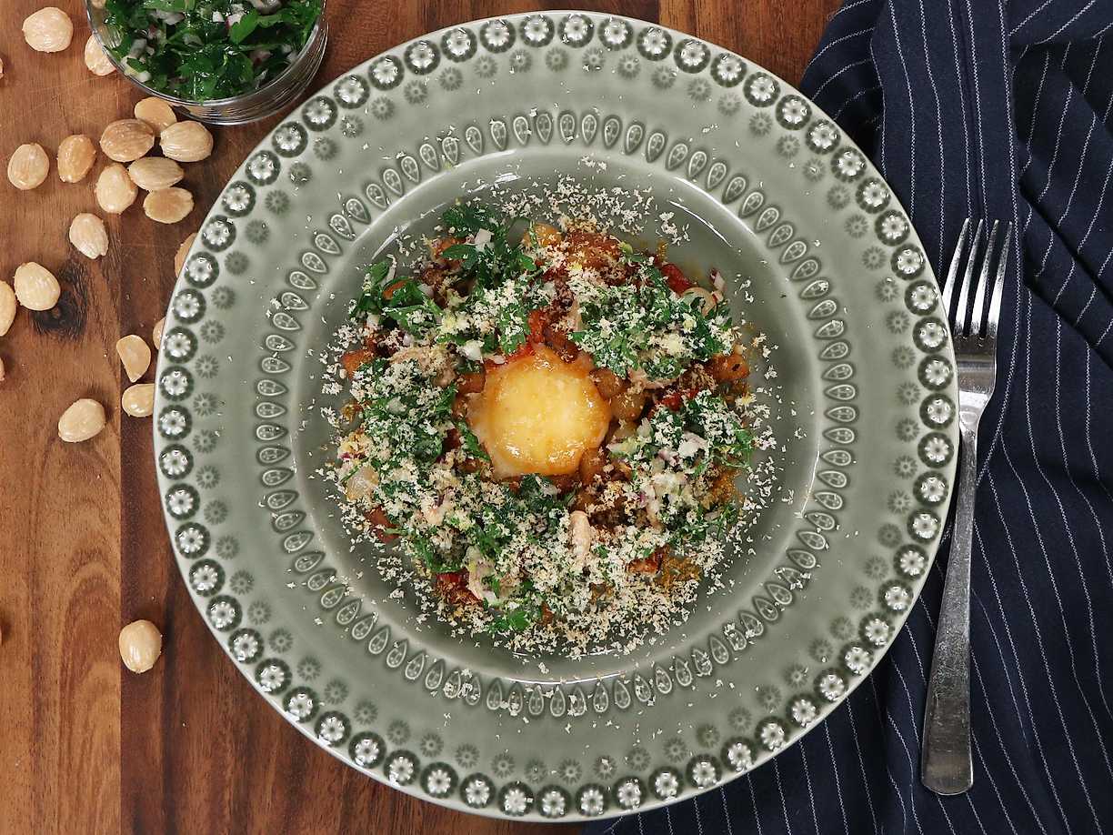 Spansk potatispytt med stekt ägg, persiljesallad och riven mandel ...