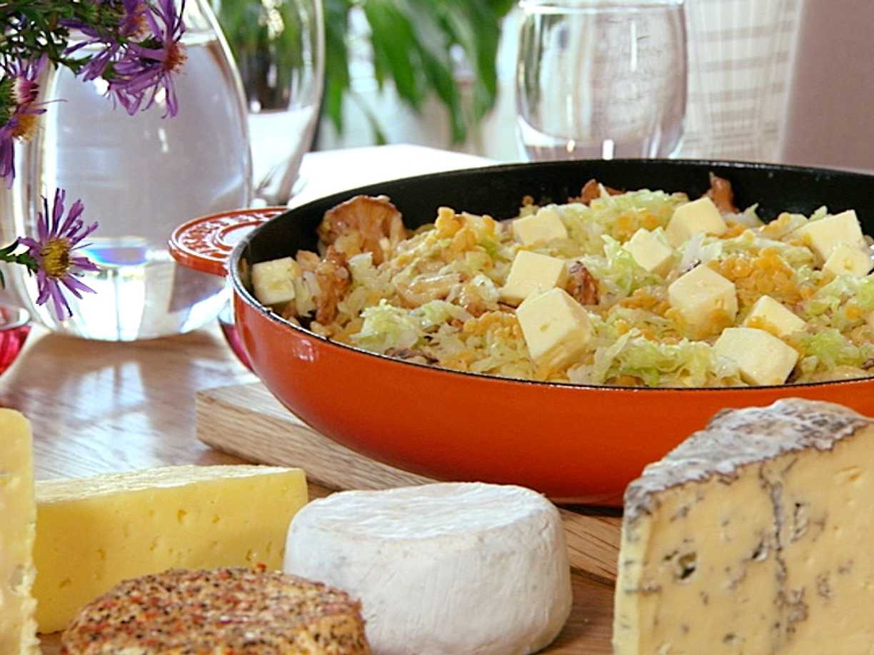 Spätzle med linser, savoykål, svamp och salladsost | Köket.se
