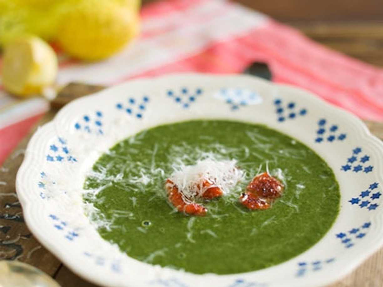 Spenatsoppa med chorizo och parmesan | Köket.se