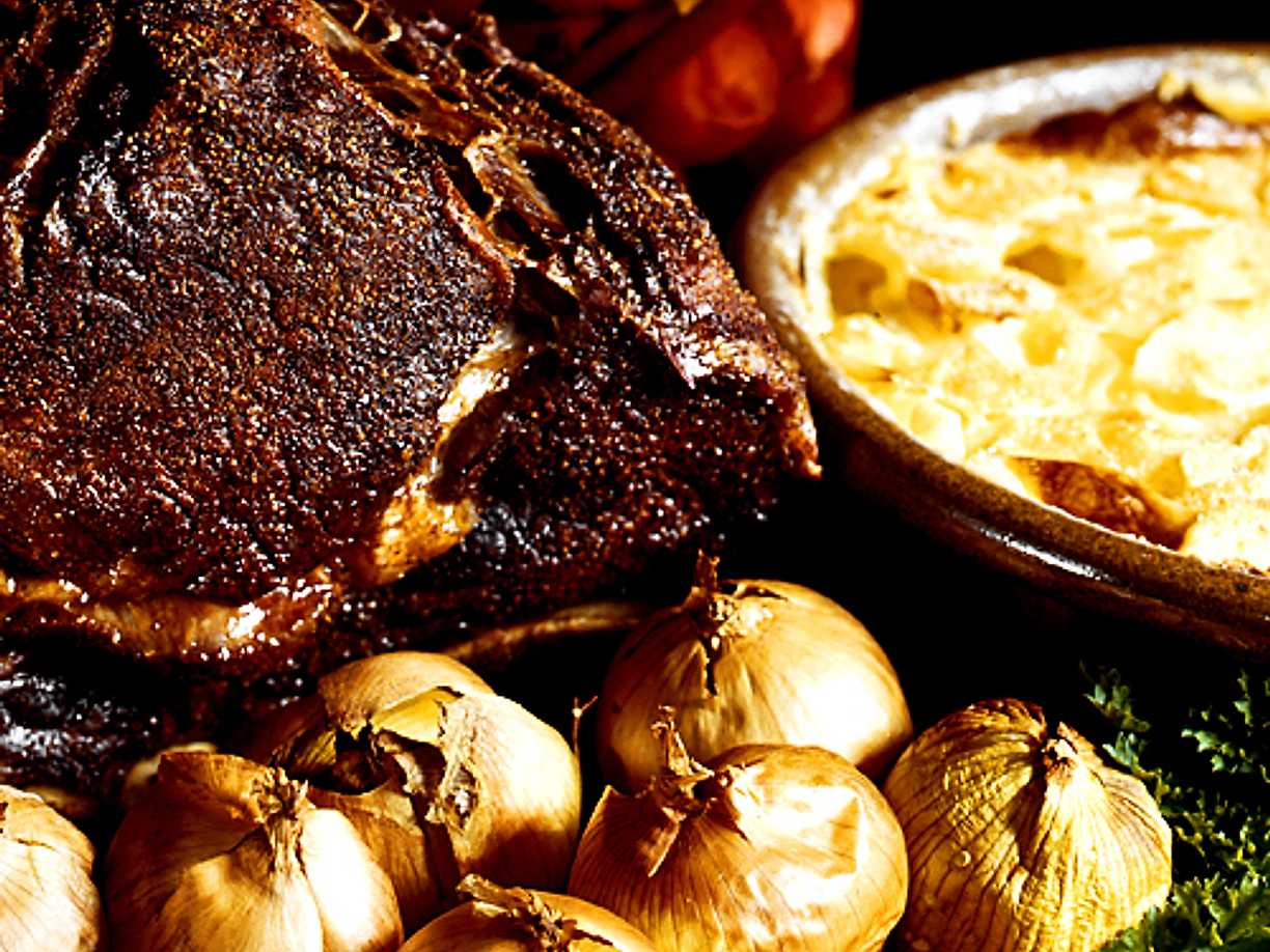 Stekt entrecôte med bakad lök och potatisgratäng | Köket.se Stekt entrecôte med bakad lök och potatisgratäng | Köket.se