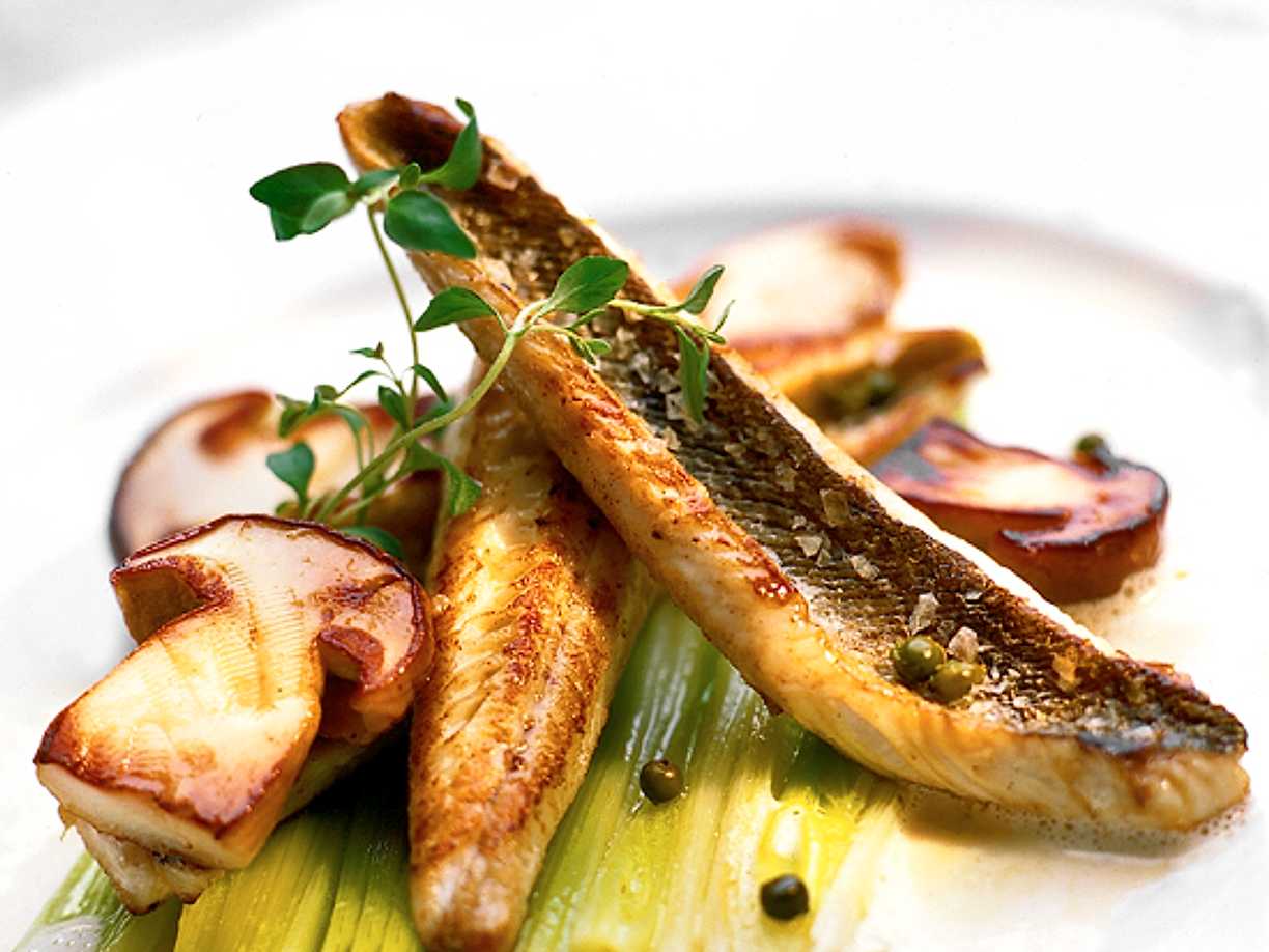 Stekt fiskfilé på bädd av kokt purjolök | Köket.se