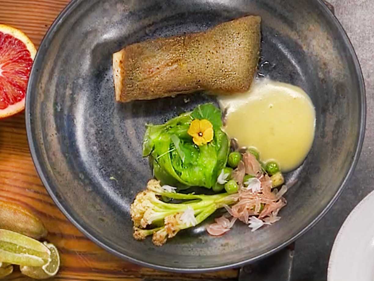 Stekt piggvar med blancherad kål och grapefruktsås | Köket.se