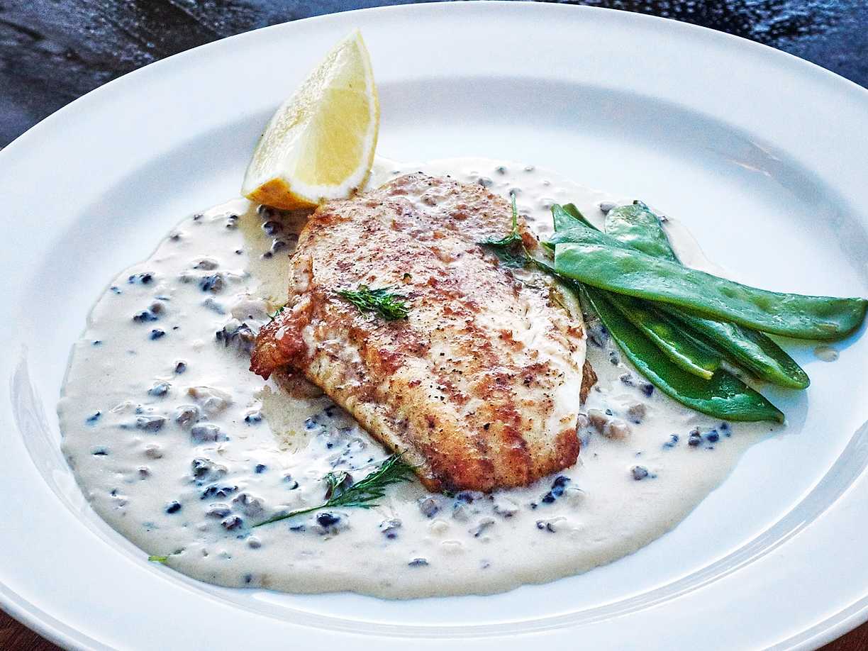 Stekt piggvar med murkelsås och sockerärtor | Köket.se