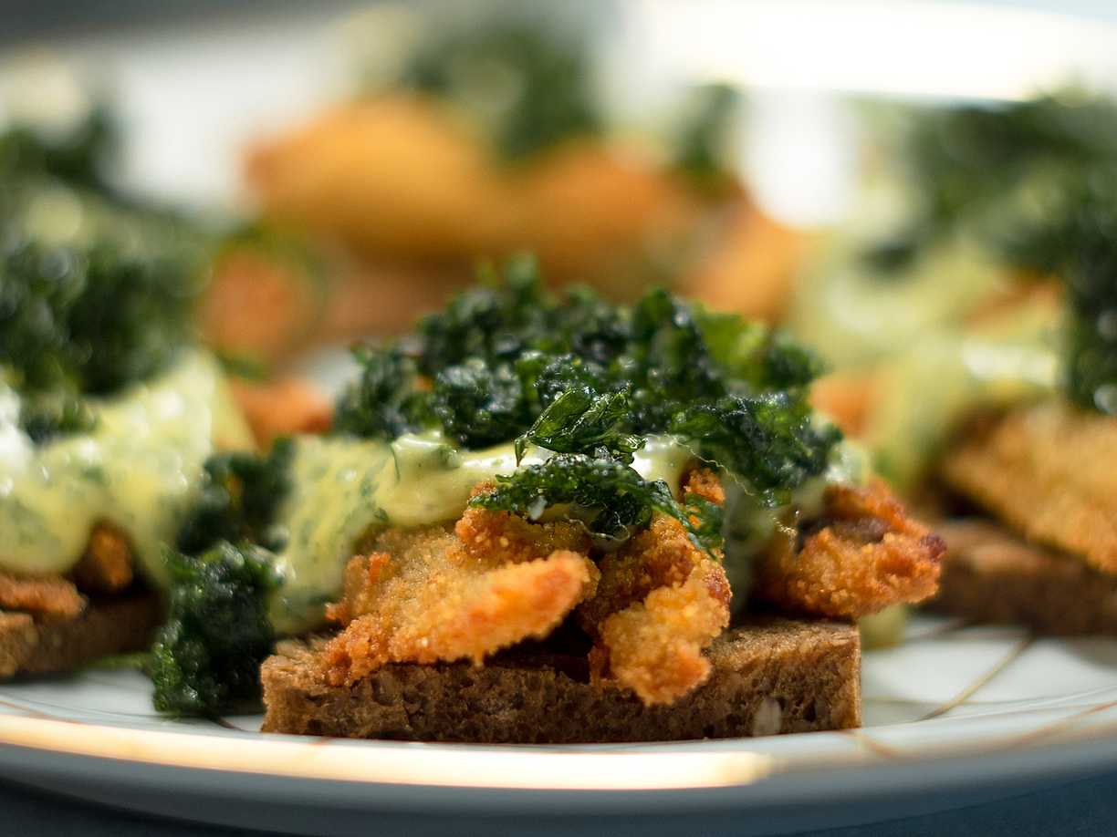 Toast med friterad ansjovis, bearnaise och friterad persilja | Köket.se