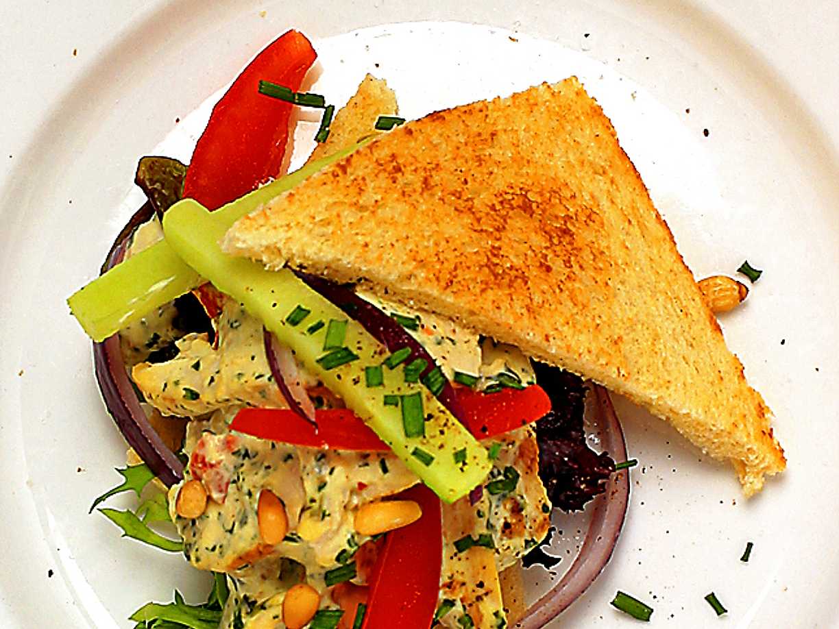 Toast med kyckling i basilikakryddad aioli | Köket.se