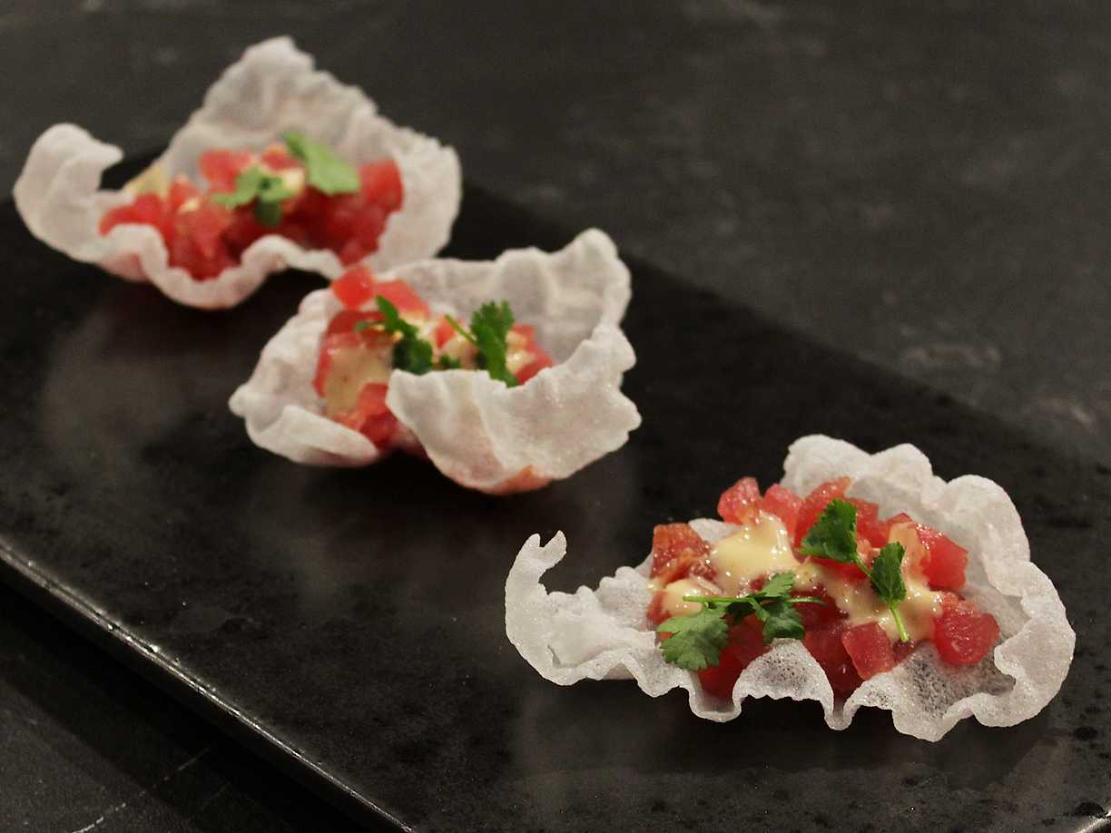 Tonfisktartar på friterat rispapper med srirachamajonnäs | Köket.se
