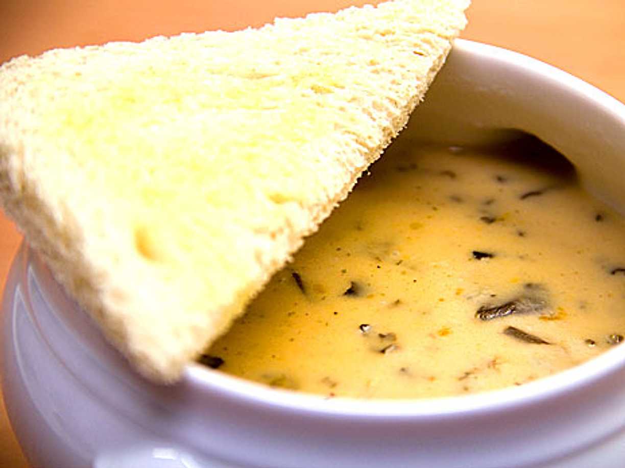 Trattkantarellsoppa med sherry och toastskiva | Köket.se