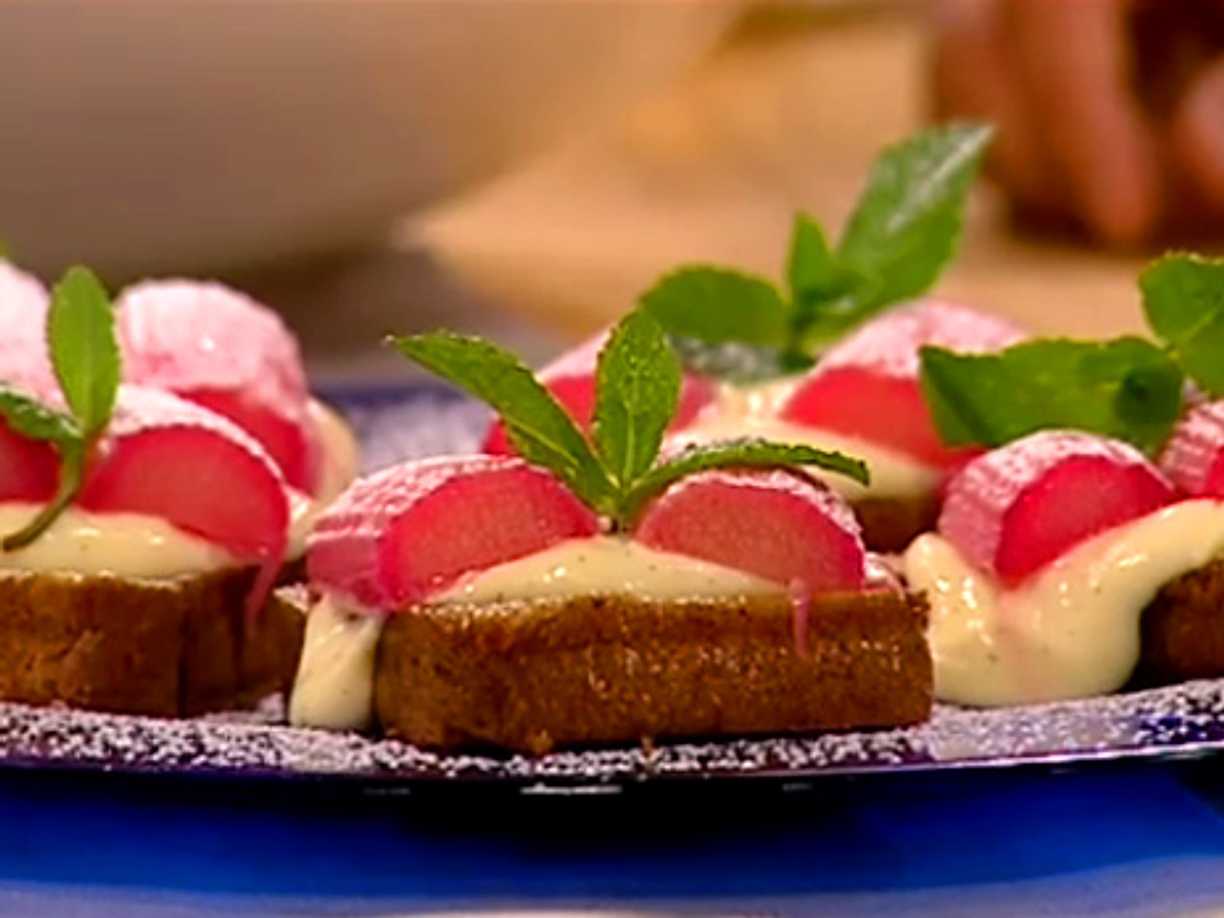 Ugnsbakad rabarber med vaniljkräm | Köket.se