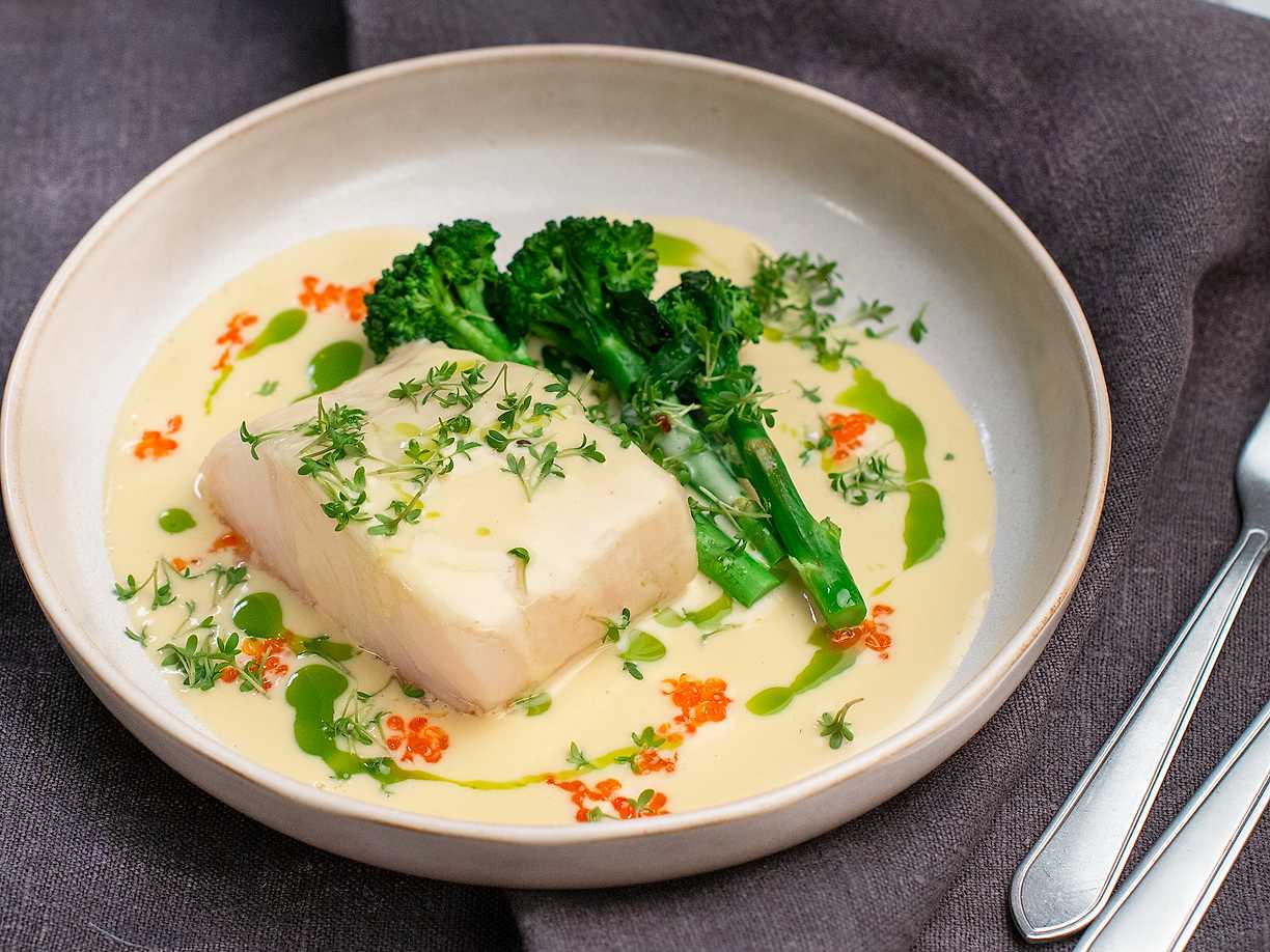 Torskrygg med champagnesås, dillolja och forellrom | Köket.se