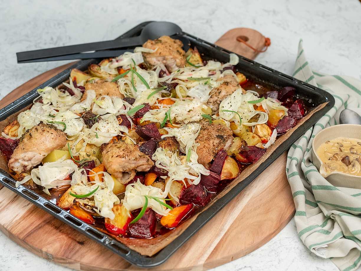 Ugnsstekt kycklinglårfilé med rostade rotfrukter och svampsås | Köket.se