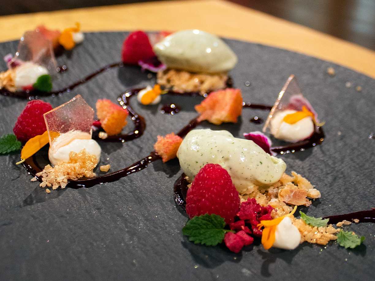 Variation på hallon och mandel med glass på thaibasilika | Köket.se