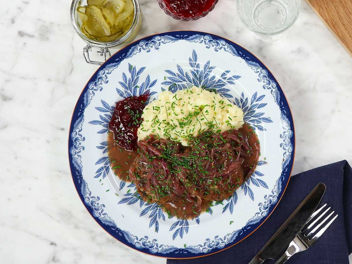 Vegansk pannbiff med löksky och potatismos | Köket.se