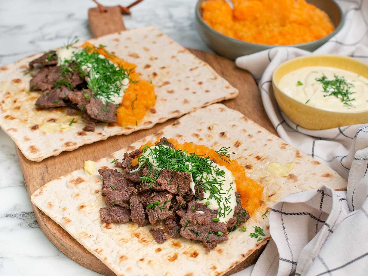 Viltskav i tunnbröd med rotmos och senapskräm | Köket.se