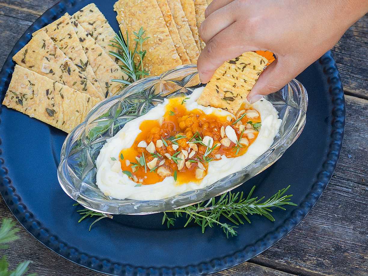 Vispad brie med hjortron och marconamandlar | Köket.se