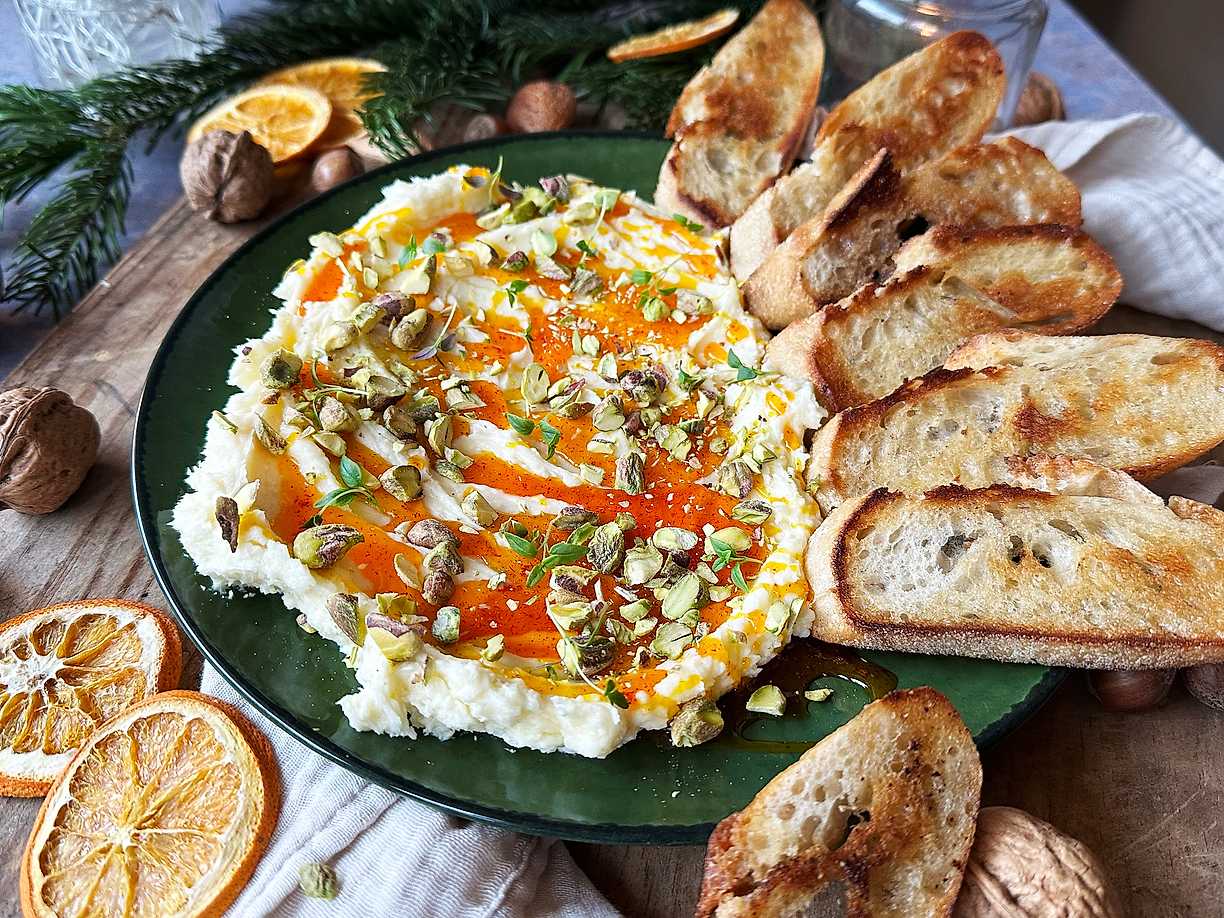 Vispad brie med saffranshonung och pistagenötter | Köket.se