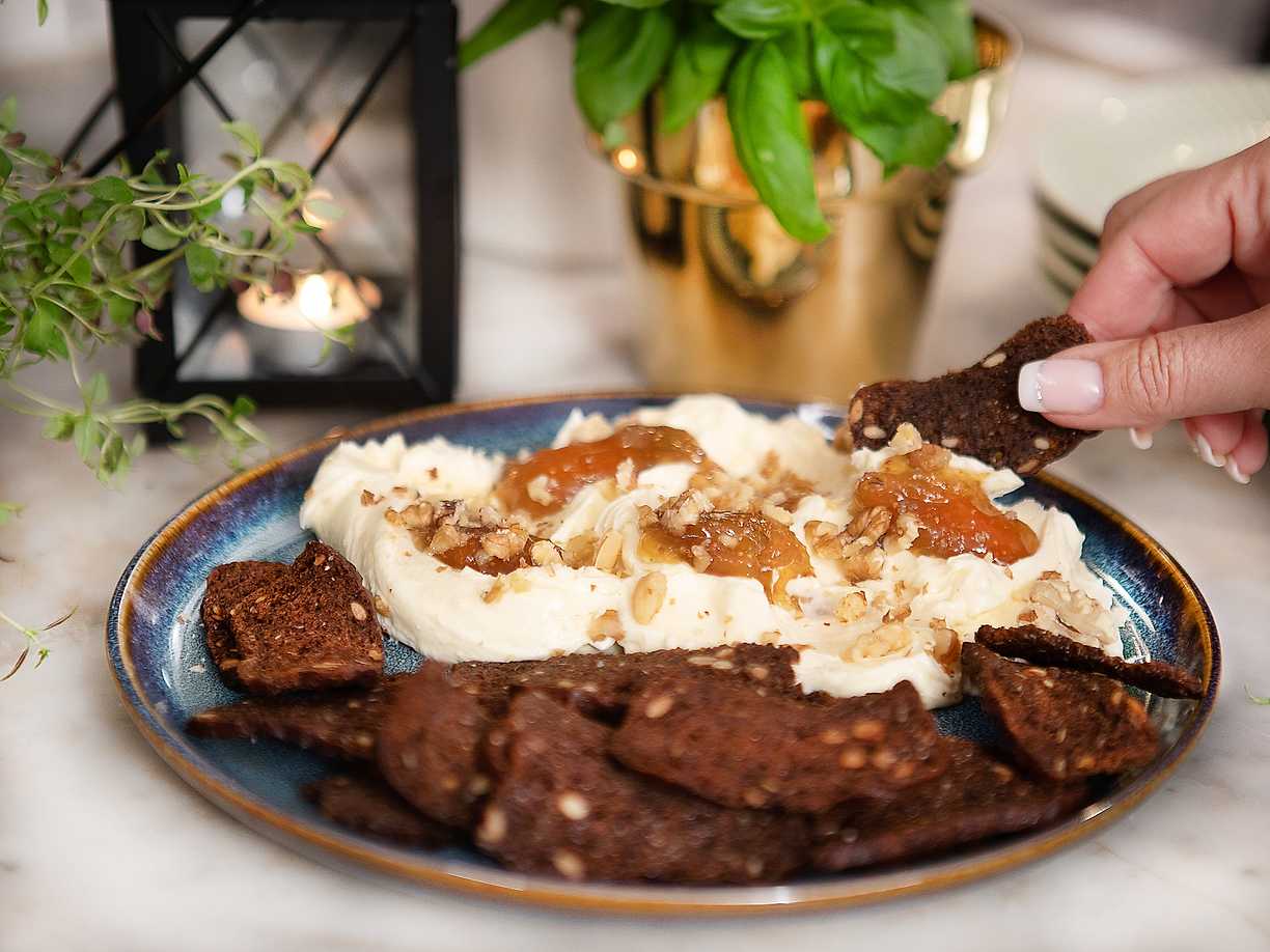 Vispad brieost med fikonmarmelad och rostade valnötter | Köket.se