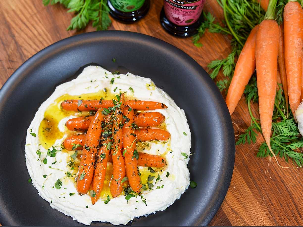 Vispad fetaost med honungsrostade morötter och timjan | Köket.se