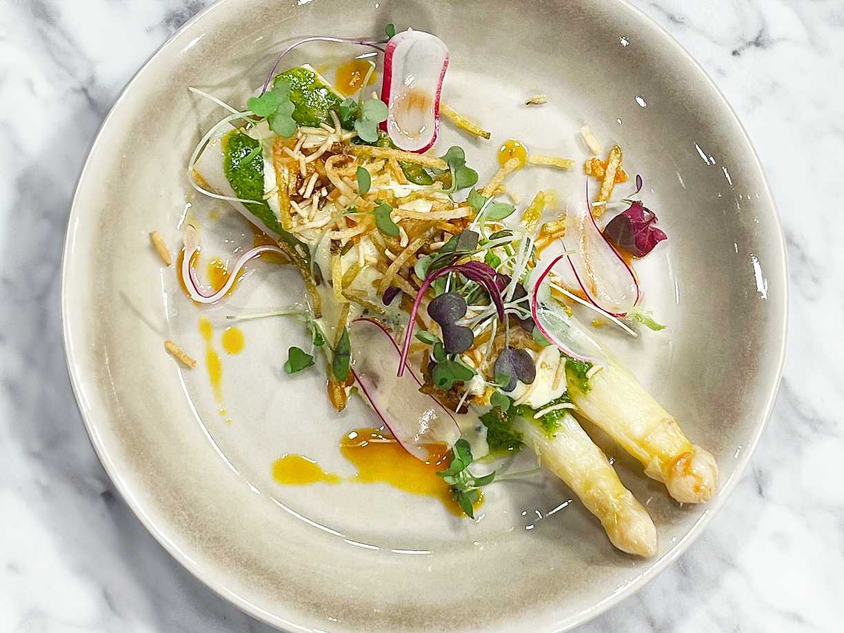 Vit sparris med västerbottensostcrème | Köket.se