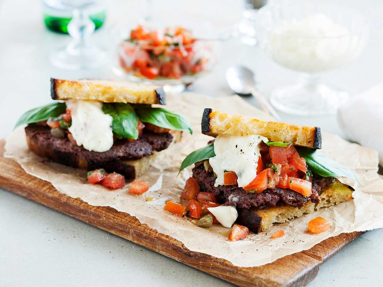 Bönburgare med parmesanaioli och tomatsalsa | Köket.se