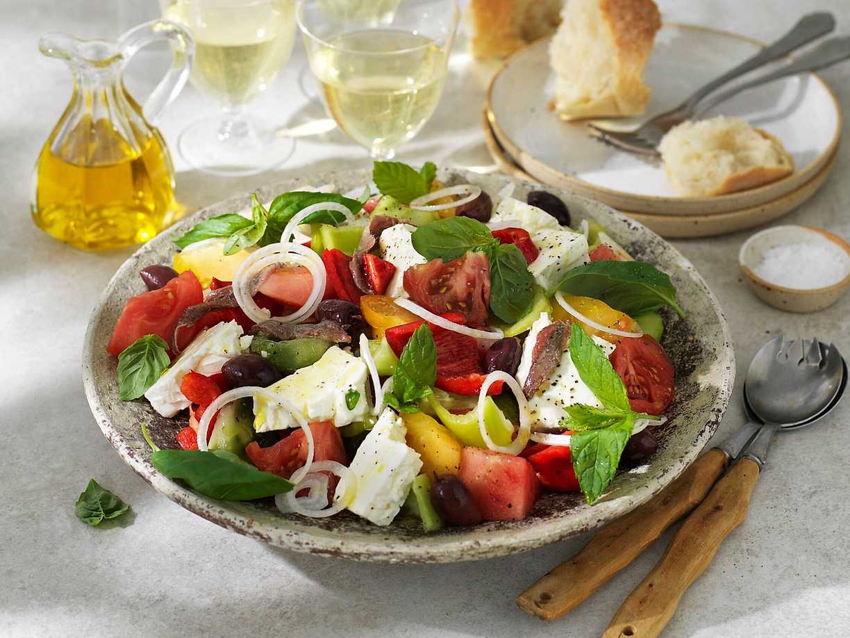 Grekisk sallad med fetaost, vattenmelon och sardeller | Köket.se