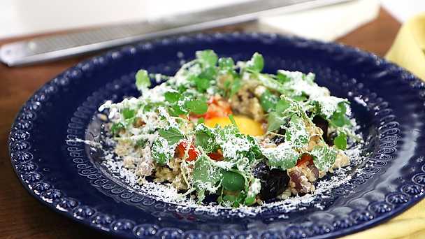 Bulgurpytt med stekt ägg och riven fetaost | Recept från Köket.se