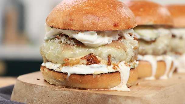 Cheeseburgare med rostad lök, dijonsenap och silverlök | Recept från ...