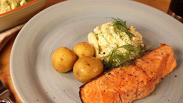 Grillad lax med fänkåls- och blomkålssallad | Recept från Köket.se