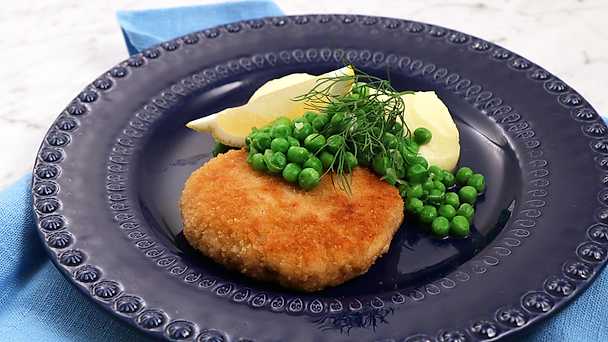 Havets wallenbergare med ärtor och potatismos | Recept från Köket.se